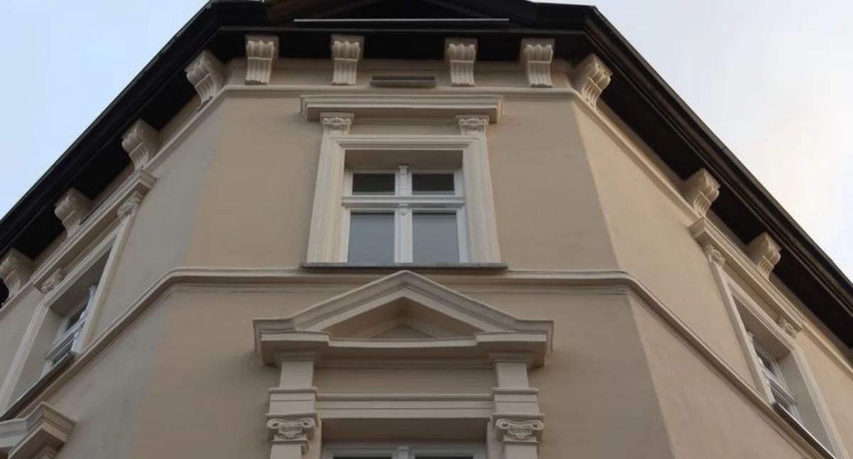 Stuletni napis wraca na Okole. Remont kamienicy przy Łokietka ...